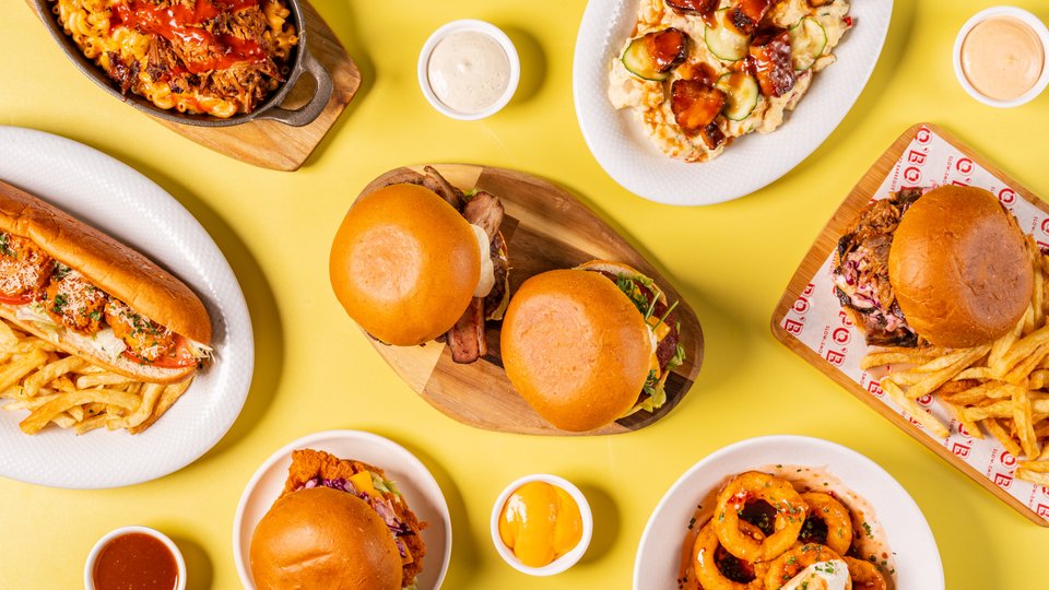 Όσα χρειάζεται να δοκιμάσεις βρίσκονται στη λίστα Red Selection από το efood με την υπογραφή του ...